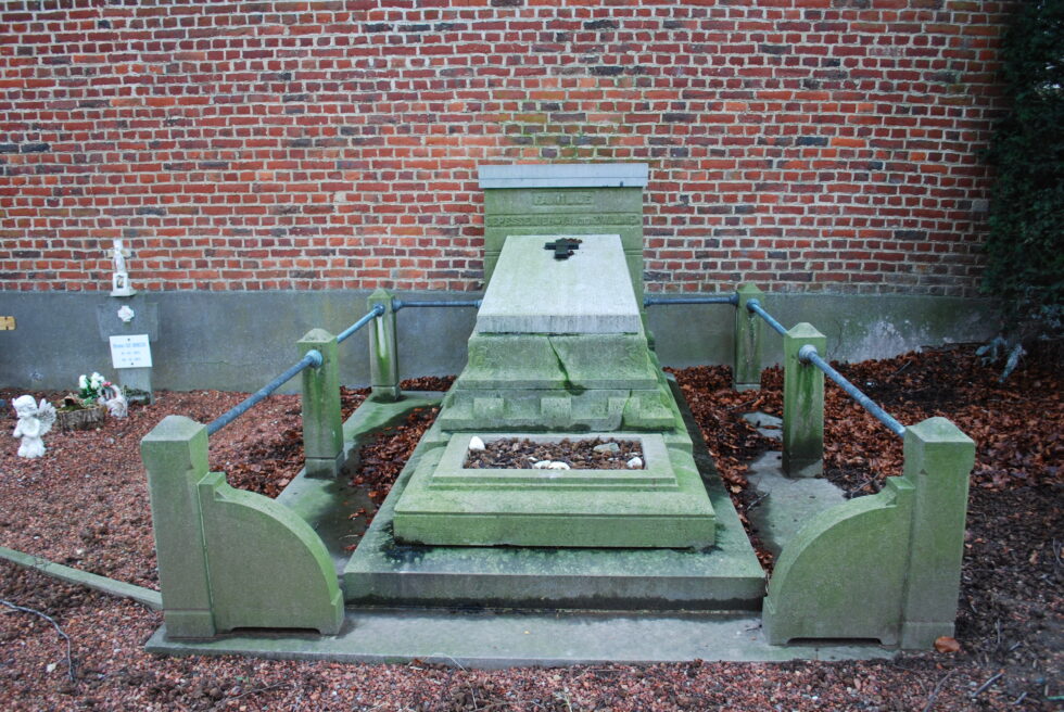 Het graf van de familie De Pessemier-Van Der Zwalmen. A2 – 1 – 4-5 (MIC ...